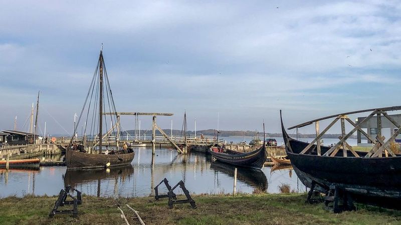 Vikingeskibe og træbåde på land for i år